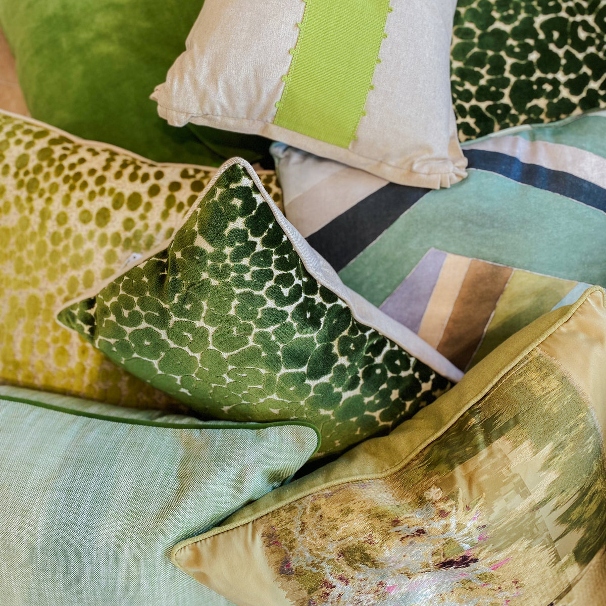THROWS AND PILLOWS – EK Home